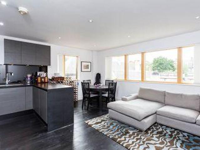 2 Bedrooms Flat for rent in Drummond Way, London N1