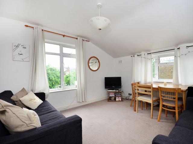 2 Bedrooms Flat for Rent in Drakefield Road | Foxtons