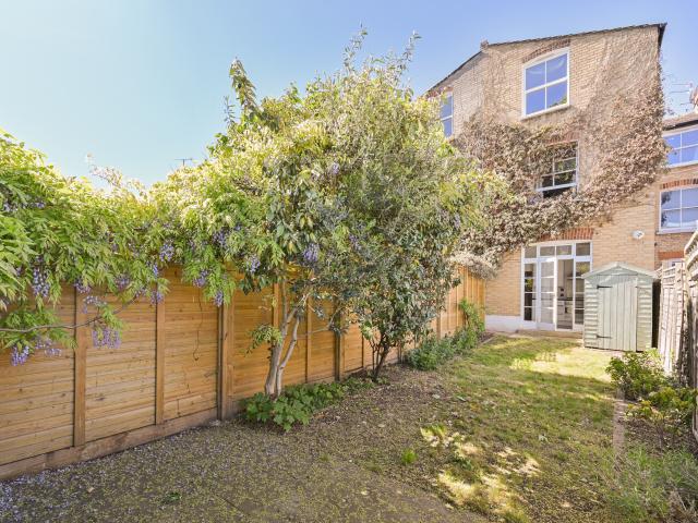 2 Bedrooms Flat for Rent in Drakefield Road | Foxtons