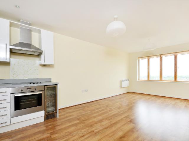 2 Bedrooms Flat for Rent in Drayton Green Road | Foxtons