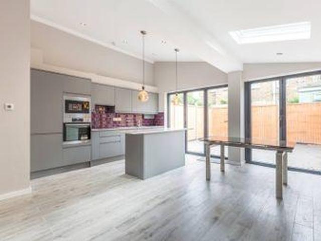 2 Bedrooms Flat for rent in Ducie Street, Brixton SW4