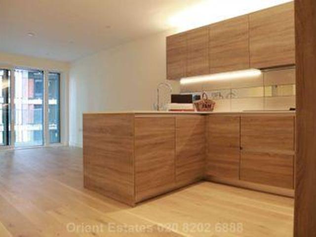2 Bedrooms Flat for rent in Duke Of Wellington Avenue, London SE18