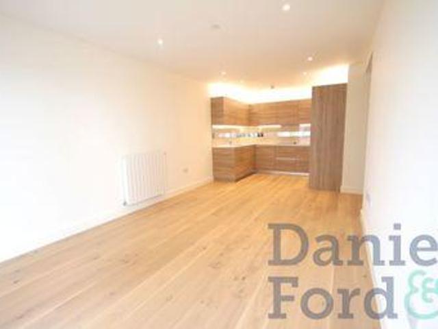 2 Bedrooms Flat for rent in Duke Of Wellington Avenue, London SE18