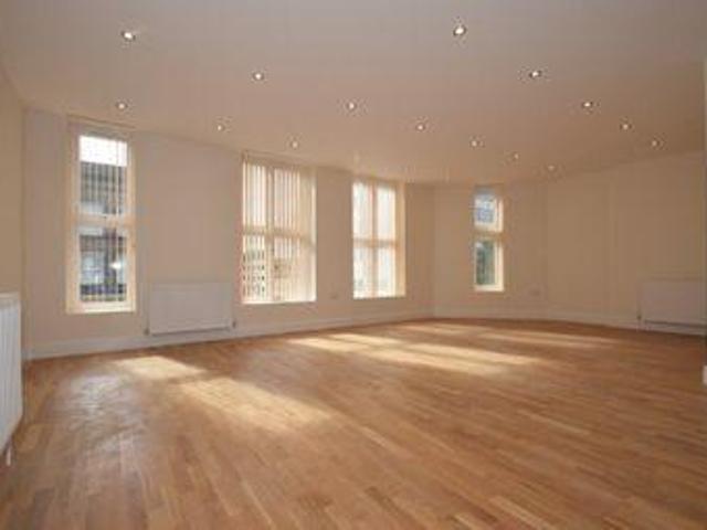 2 Bedrooms Flat for rent in Dukes Avenue, New Malden, Surrey KT3