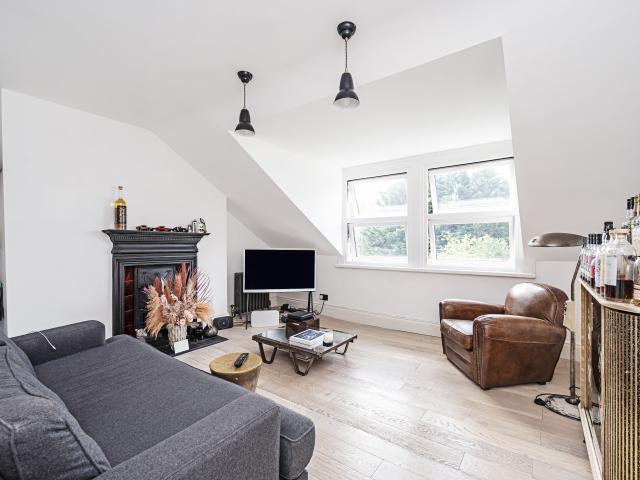 2 Bedrooms Flat for Rent in Dunsmure Road | Foxtons