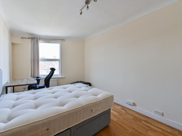 2 Bedrooms Flat for Rent in Durnsford Road | Foxtons