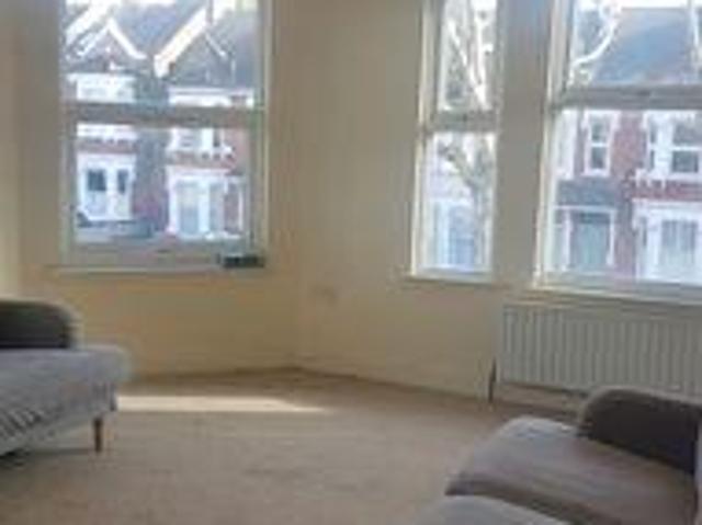 2 Bedrooms Flat for rent in Earsfield Road, Earsfield SW18