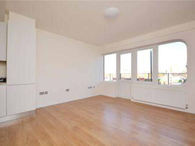 2 Bedrooms Flat for rent in East Barnet Road, Barnet EN4
