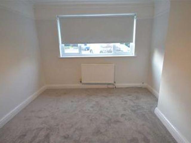 2 Bedrooms Flat for rent in East Close, Barnet EN4