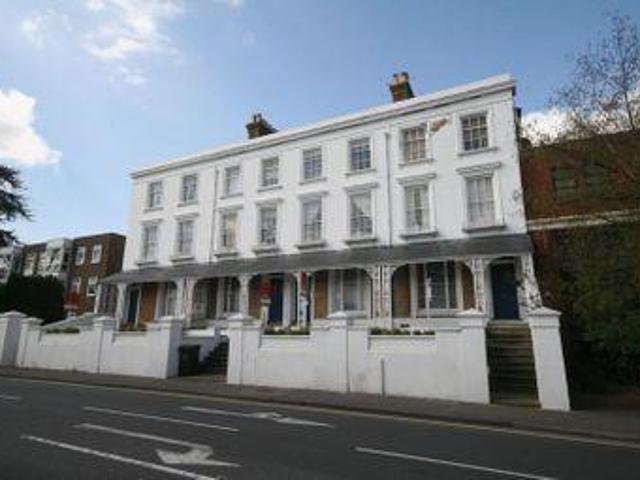 2 Bedrooms Flat for rent in East Street, Farnham GU9