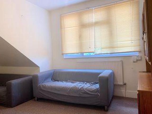 2 Bedrooms Flat for rent in Eastern Avenue, Ilford IG2