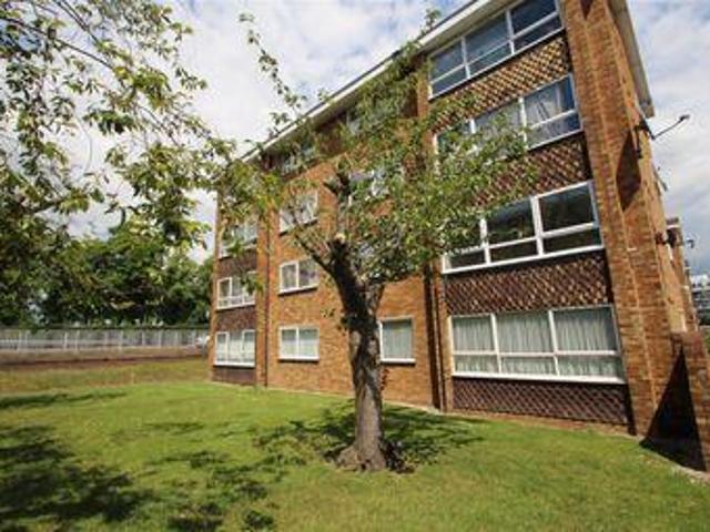 2 Bedrooms Flat for rent in Eastern Avenue, Newbury Park, Ilford IG2