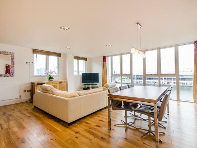 2 Bedrooms Flat for Rent in Eastern Quay | Foxtons