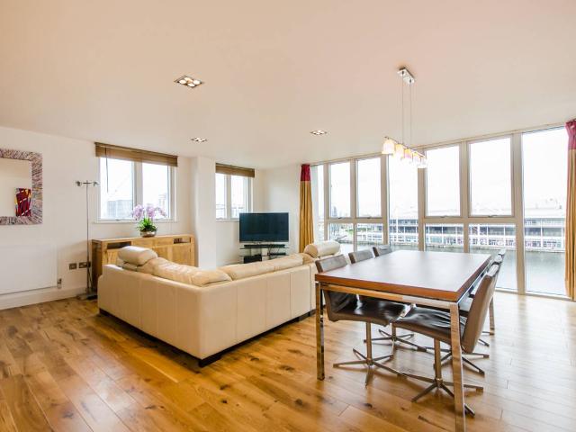 2 Bedrooms Flat for Rent in Eastern Quay | Foxtons