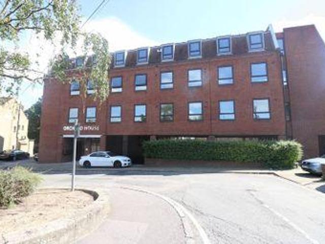 2 Bedrooms Flat for rent in Eastwood Close, London E18