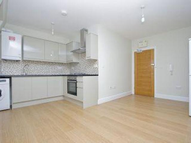 2 Bedrooms Flat for rent in Eastwood Close, London E18