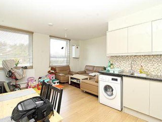 2 Bedrooms Flat for rent in Eastwood Close, London E18