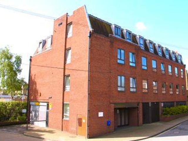 2 Bedrooms Flat for rent in Eastwood Close, South Woodford E18
