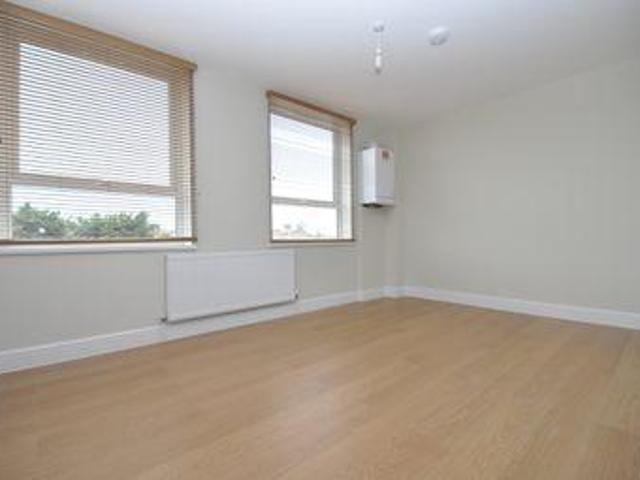 2 Bedrooms Flat for rent in Eastwood Close, South Woodford E18