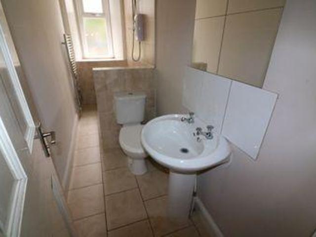 2 Bedrooms Flat for rent in Eastwood Crescent, Thornliebank, Glasgow G46