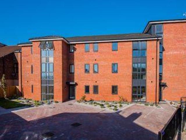 2 Bedrooms Flat for rent in Eccles New Road, Salford, Manchester M50