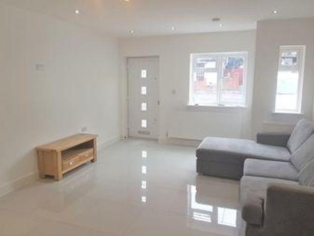 2 Bedrooms Flat for rent in Edward Road, Morden, Surrey SM4