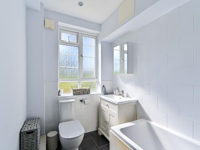 2 Bedrooms Flat for Rent in Edge Hill Court, Edge Hill, SW19 | Foxtons