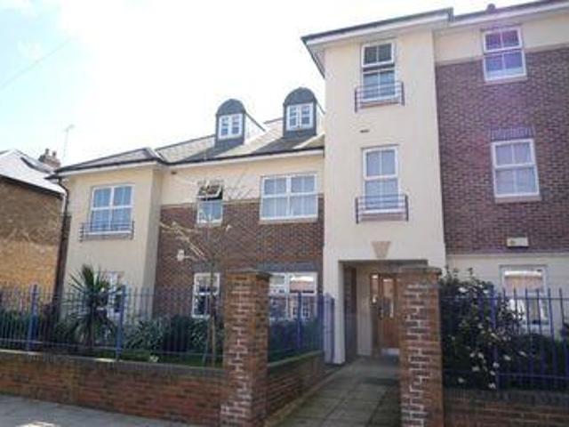 2 Bedrooms Flat for rent in Elizabeth Court, Skerne Walk, Kingston Upon Thames KT2
