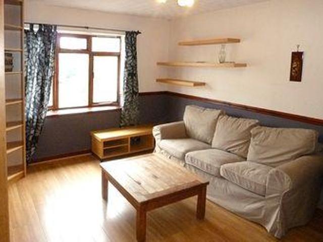 2 Bedrooms Flat for rent in Elliot Street, Edinburgh EH7