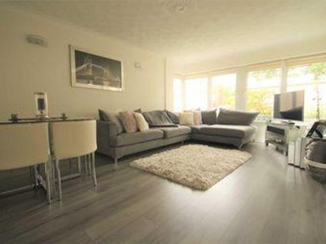 2 Bedrooms Flat for rent in Elm Court, Love Lane, Woodford Green IG8