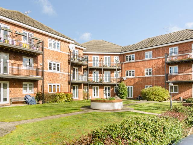 2 Bedrooms Flat for Rent in Elm Park Road | Foxtons