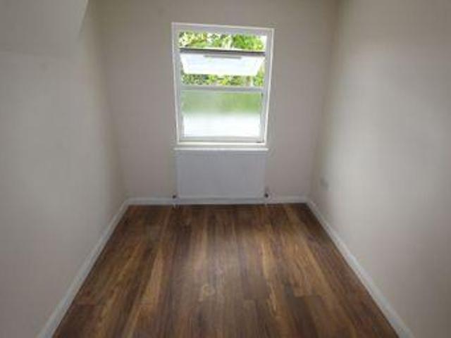 2 Bedrooms Flat for rent in Elmar Road, London N15