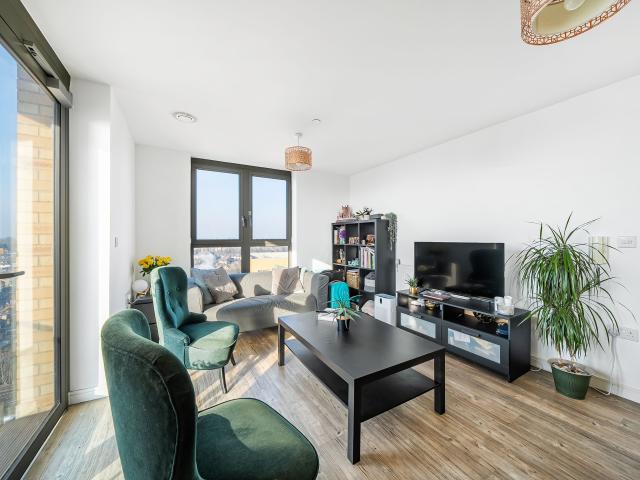 2 Bedrooms Flat for Rent in Elmira Street | Foxtons