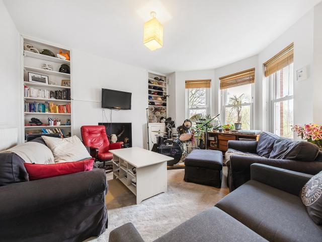 2 Bedrooms Flat for Rent in Elms Crescent | Foxtons