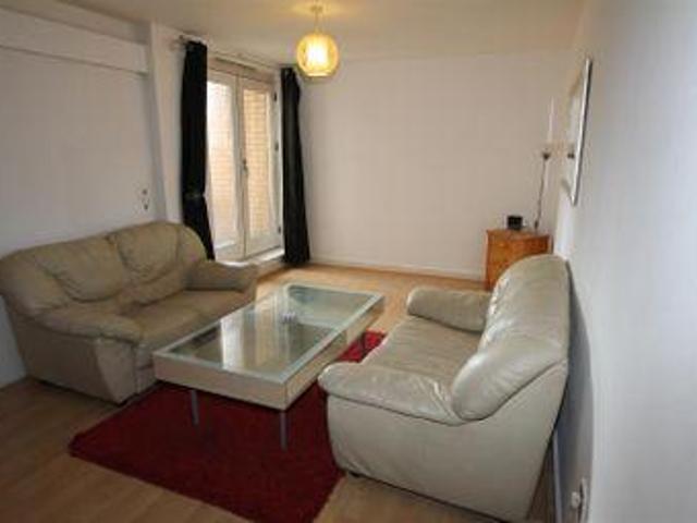 2 Bedrooms Flat for rent in Elmwood Lane, Leeds LS2