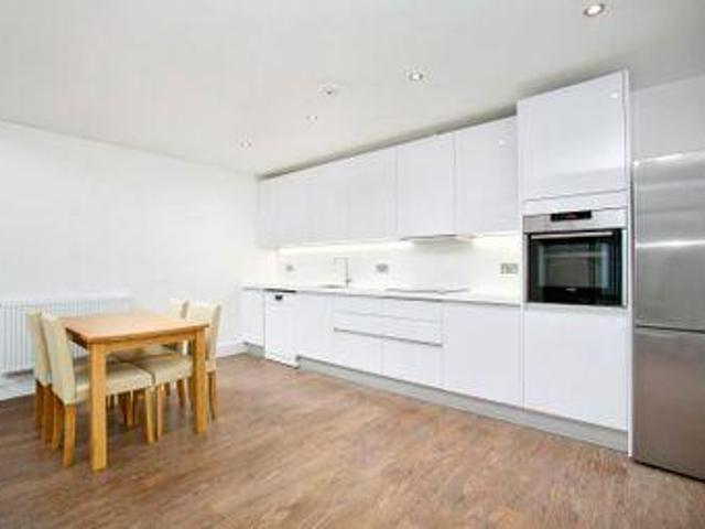 2 Bedrooms Flat for rent in Elsinore Way, Richmond TW9