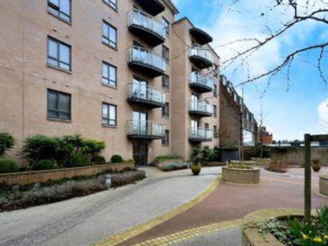 2 Bedrooms Flat for rent in Epsom Road, Guildford GU1