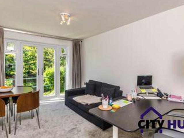2 Bedrooms Flat for rent in Essex Park, London N3