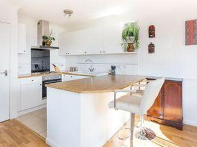 2 Bedrooms Flat for rent in Essex Road, Chadwell Heath, Romford RM6