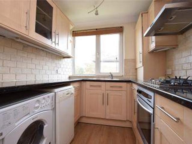 2 Bedrooms Flat for rent in Foxhill Court, Weetwood, Leeds, West Yorkshire LS16