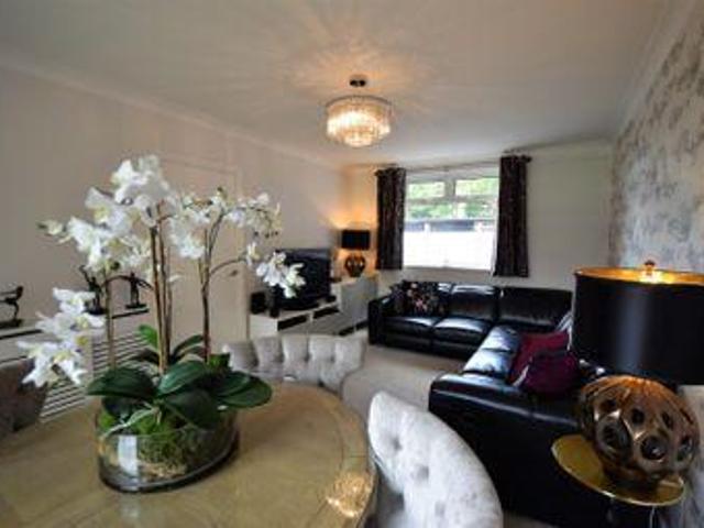 2 Bedrooms Flat for rent in Foxhill Court, Weetwood, Leeds LS16