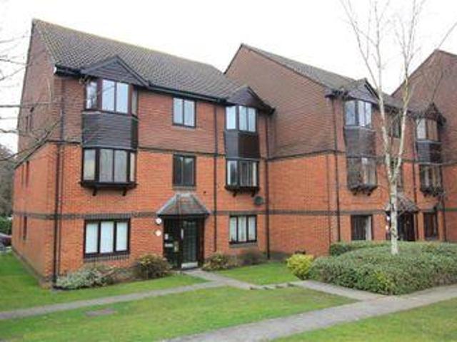 2 Bedrooms Flat for rent in Foxhills, Horsell, Woking GU21