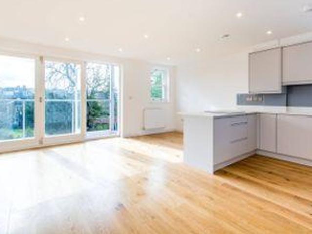 2 Bedrooms Flat for rent in Fontenoy Road, Bedford Hill SW12