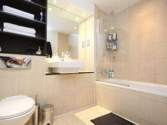 2 Bedrooms Flat for rent in Forge Square, London E14
