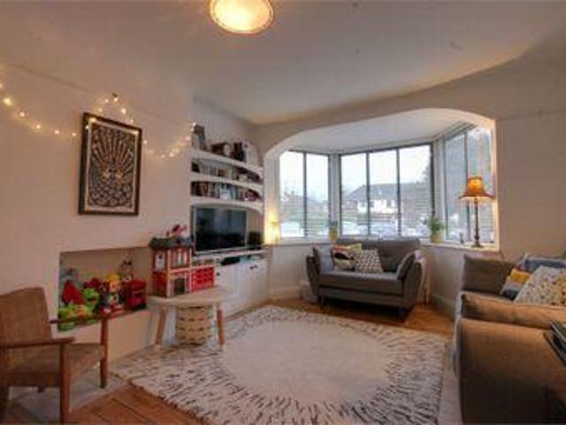 2 Bedrooms Flat for rent in Forest Court, London E11