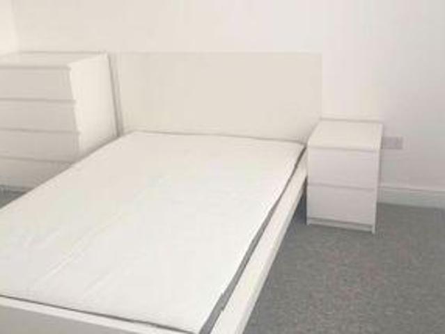 2 Bedrooms Flat for rent in Forest Road, Fullwell Cross IG6