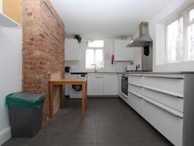 2 Bedrooms Flat for rent in Forest Road, Hackney E8