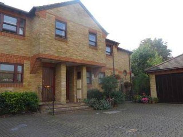 2 Bedrooms Flat for rent in Fawcett Road, Windsor SL4
