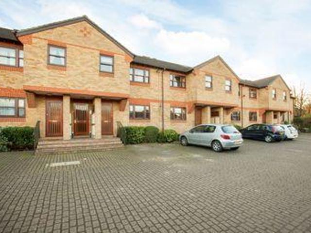 2 Bedrooms Flat for rent in Fawcett Road, Windsor SL4