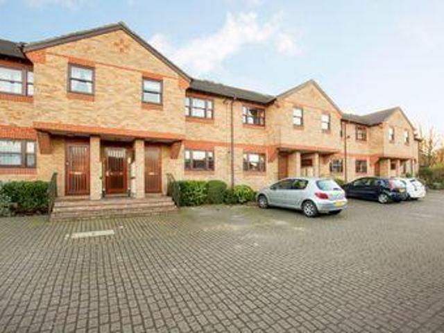 2 Bedrooms Flat for rent in Fawcett Road, Windsor SL4